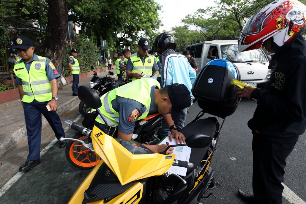 PNP to crackdown vs rider cops sans helmets