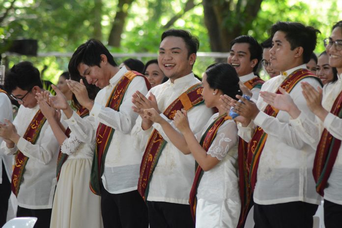 ‘Be an entrepreneur’: Former senator Manny Villar inspires UPV graduates