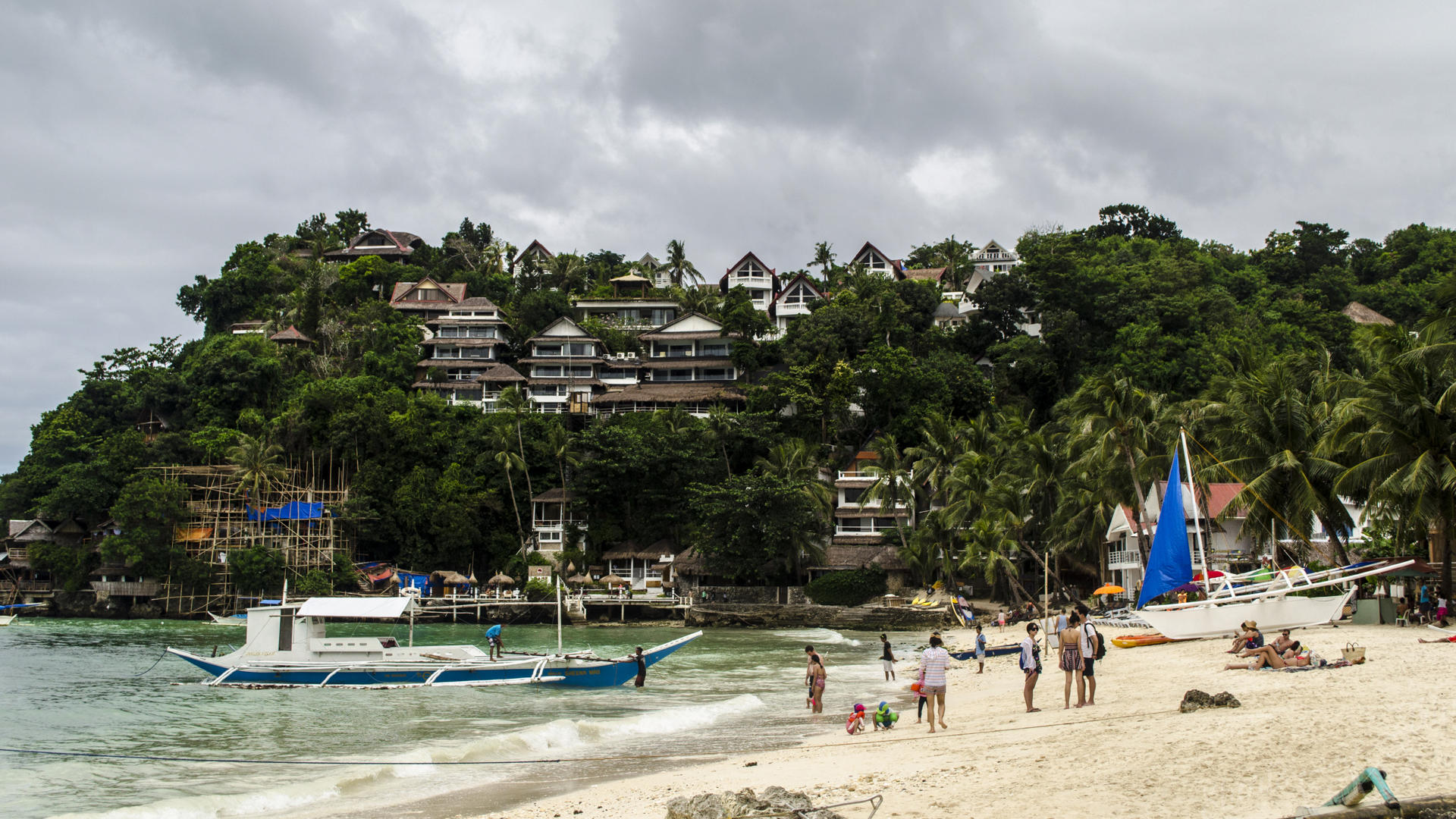 Palace defends Boracay closure as economic growth slows