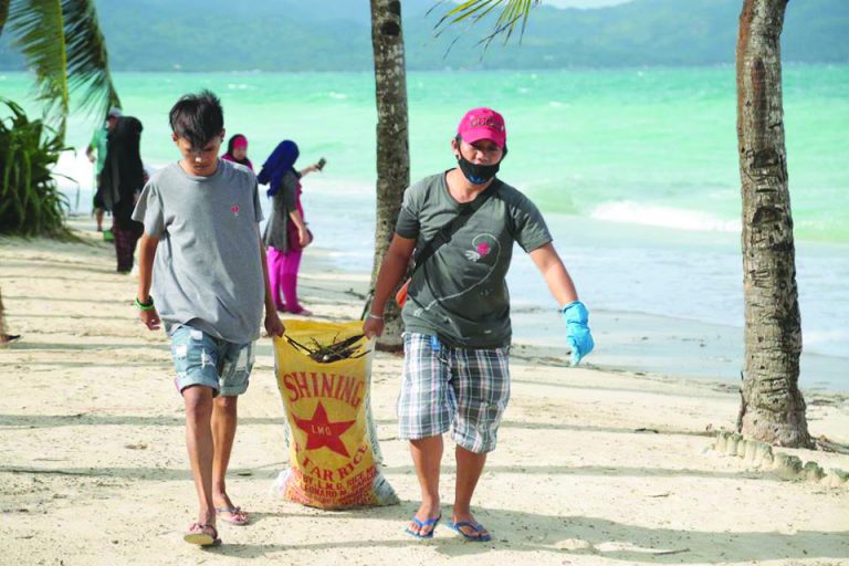 Waste still being dumped in Boracay waters – Año