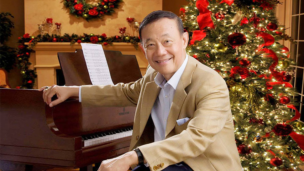 Jose Mari Chan surprises mall-goers with early Christmas carols