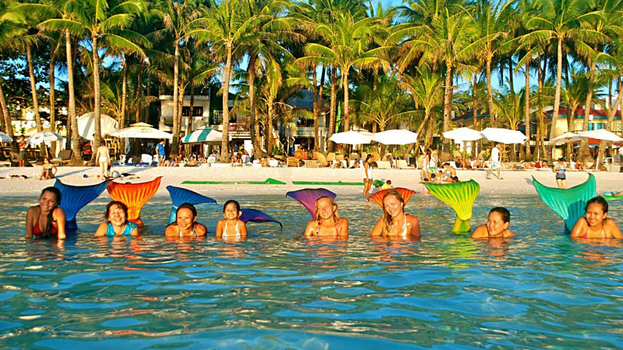 ‘Boracay tourists, locals can swim again starting Oct. 15’