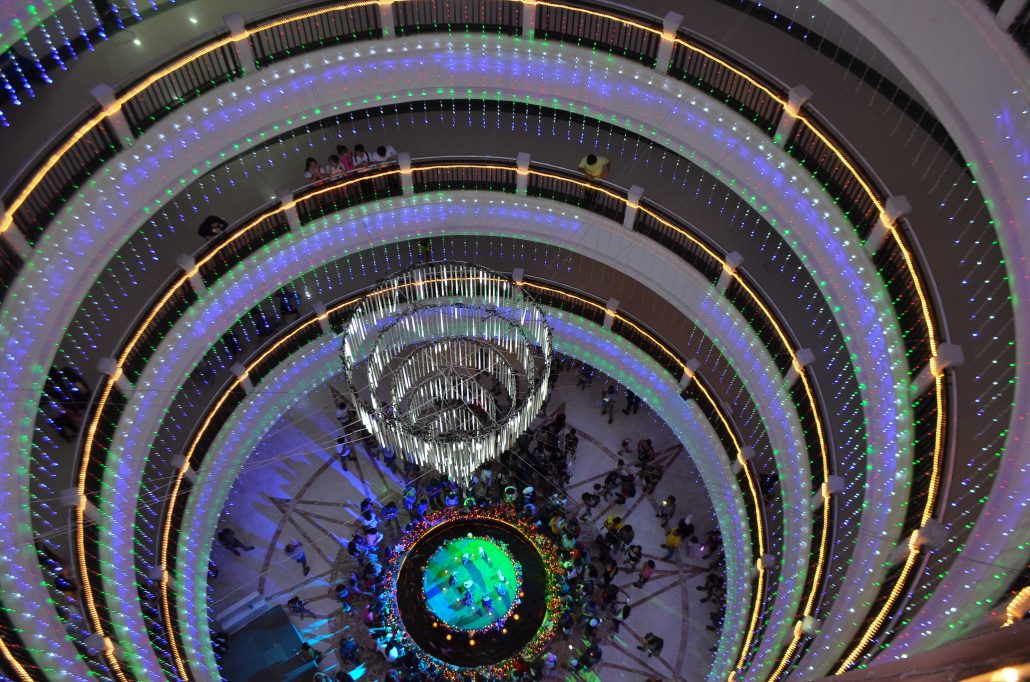 A sight to cherish: Visitors marvel at Iloilo capitol lights