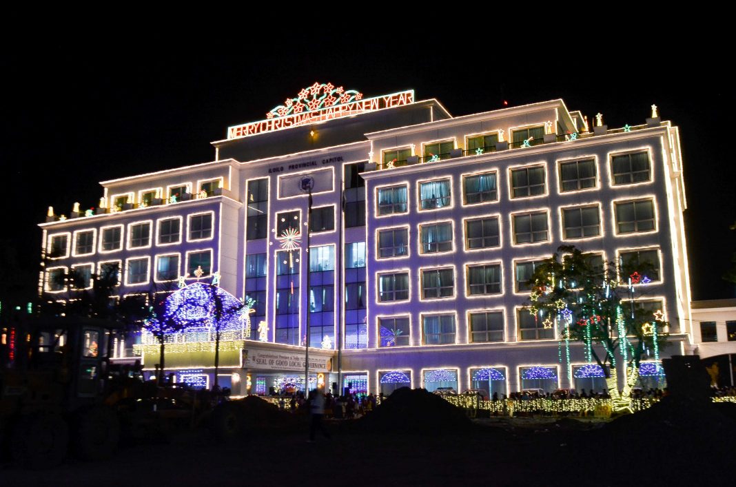A sight to cherish: Visitors marvel at Iloilo capitol lights