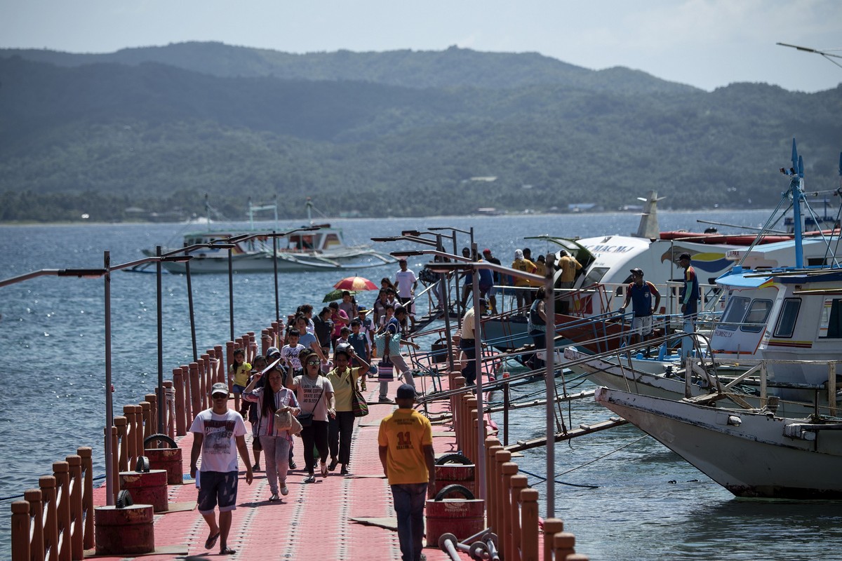 Coast guard heightens alert in all Boracay ports ahead of Holy Week