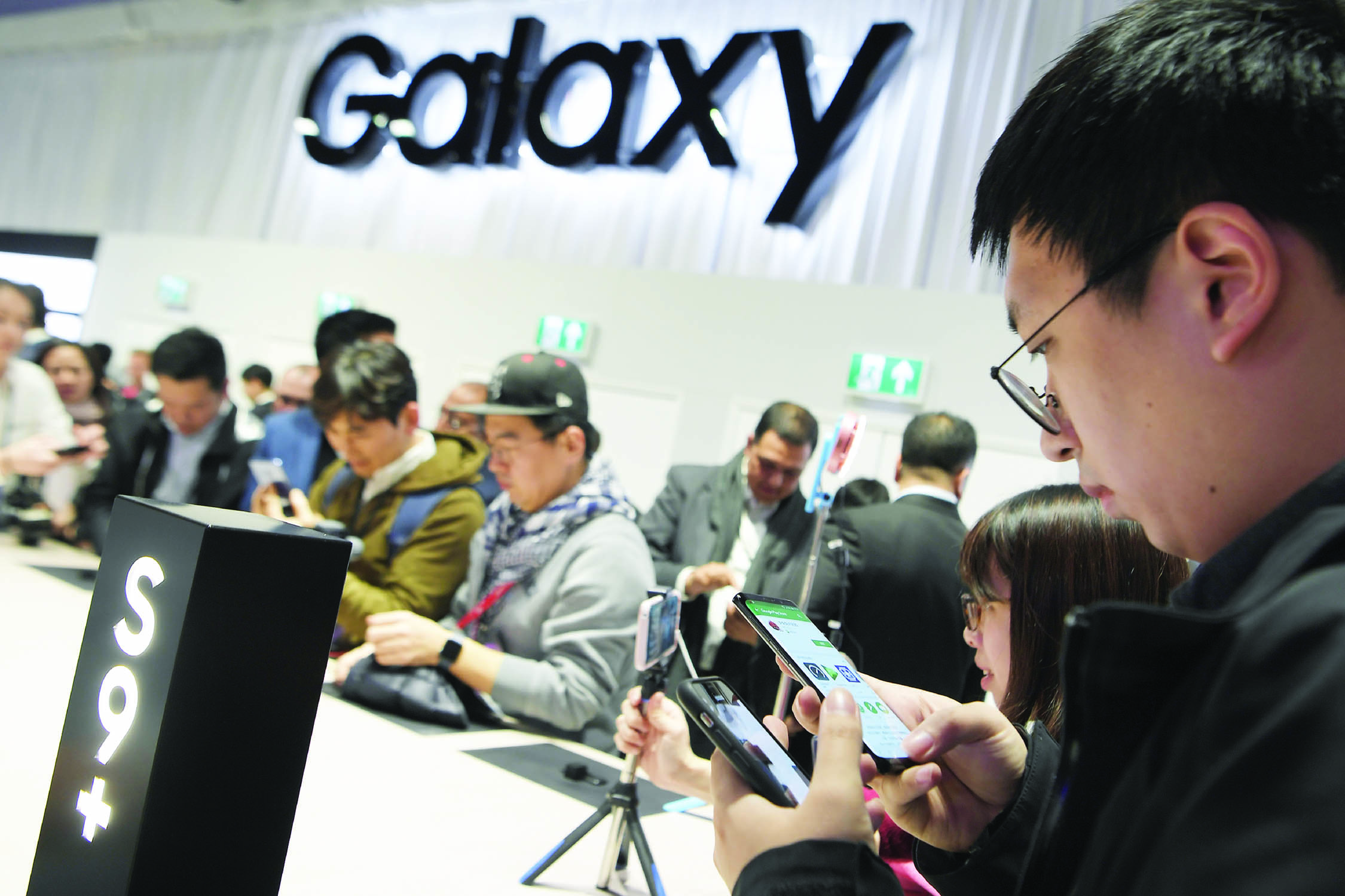 Smartphone makers look to gamers for sales boost