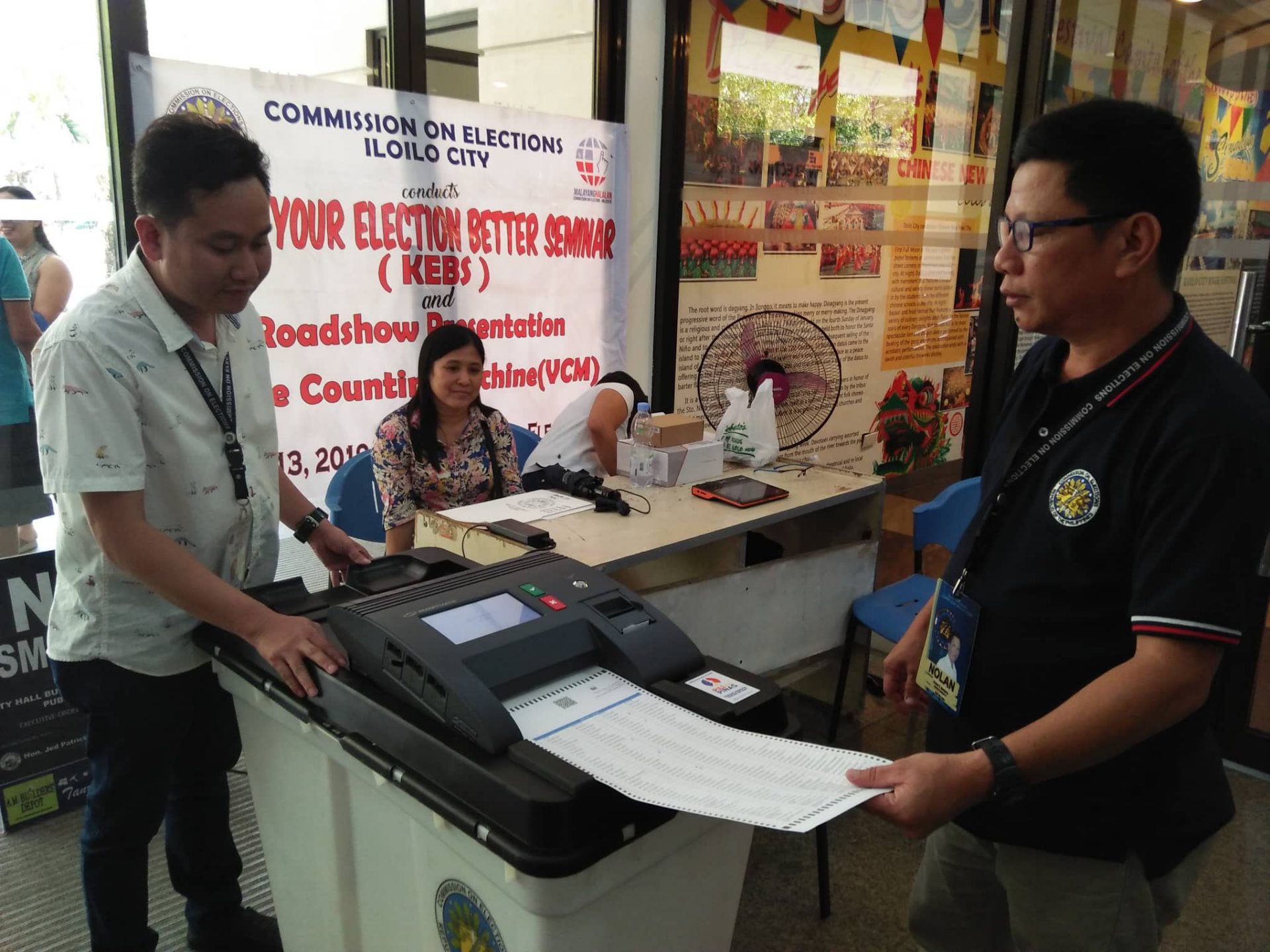 Comelec demos how vote machine works