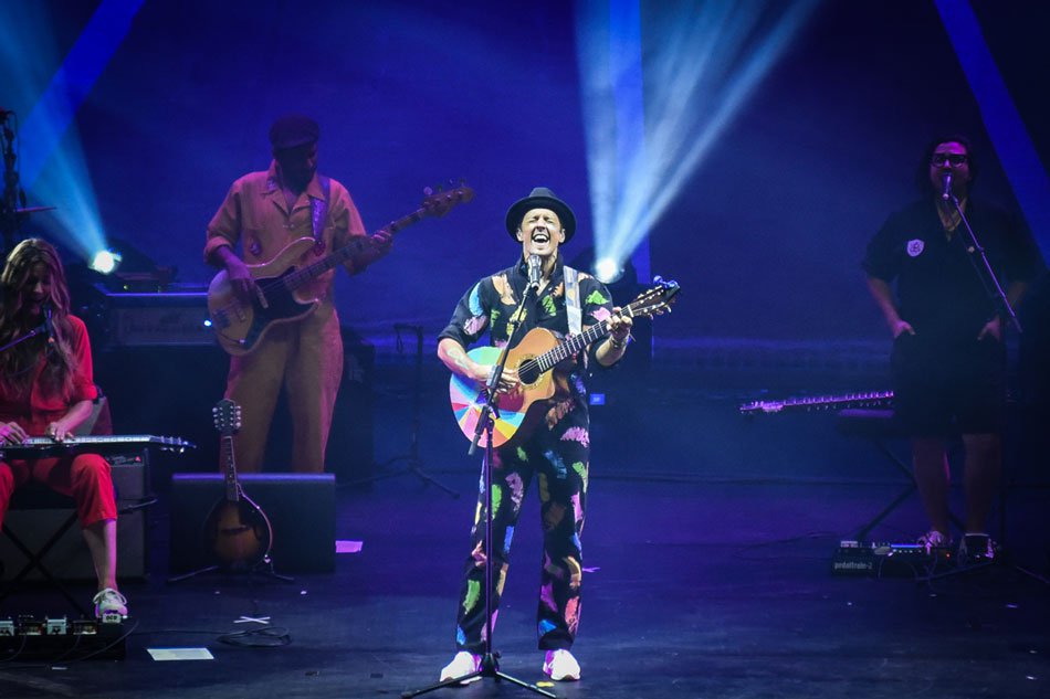 Jason Mraz puts spotlight on positivity, love in PH concert