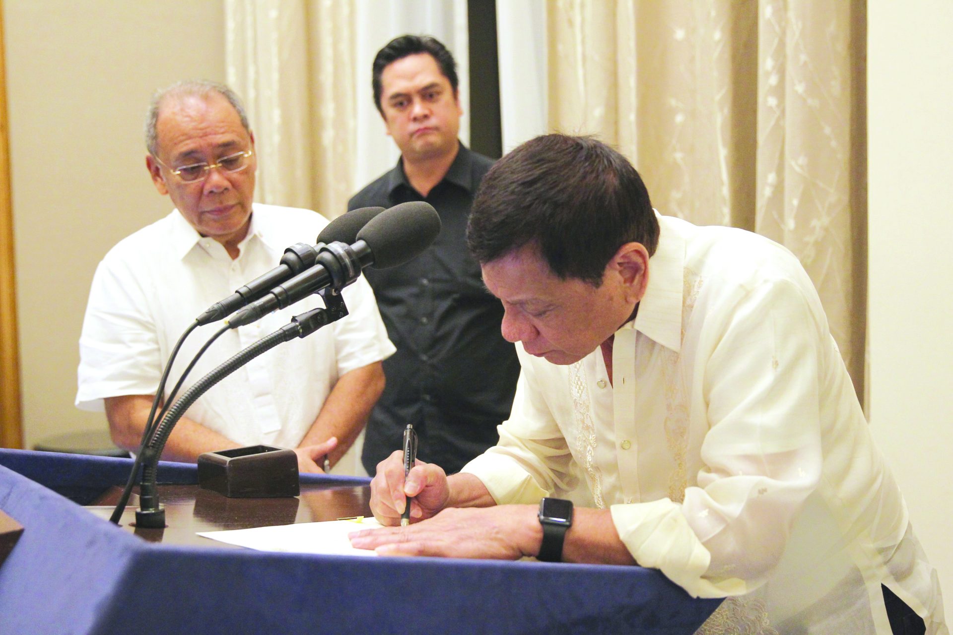 Duterte OKs franchise of 4 media companies