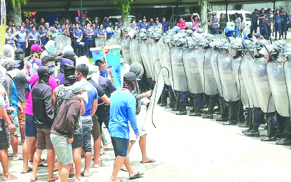 Bacolod, NegOcc cops showcase anti-riot skills