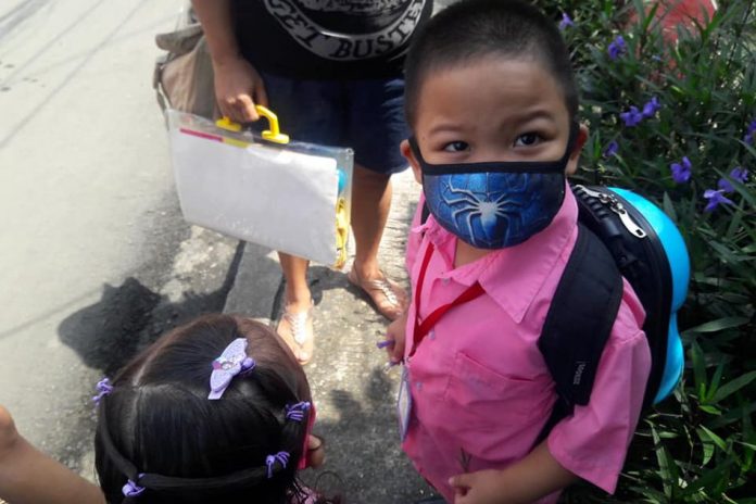 Parents urge children to wear face masks amid ‘haze alert’