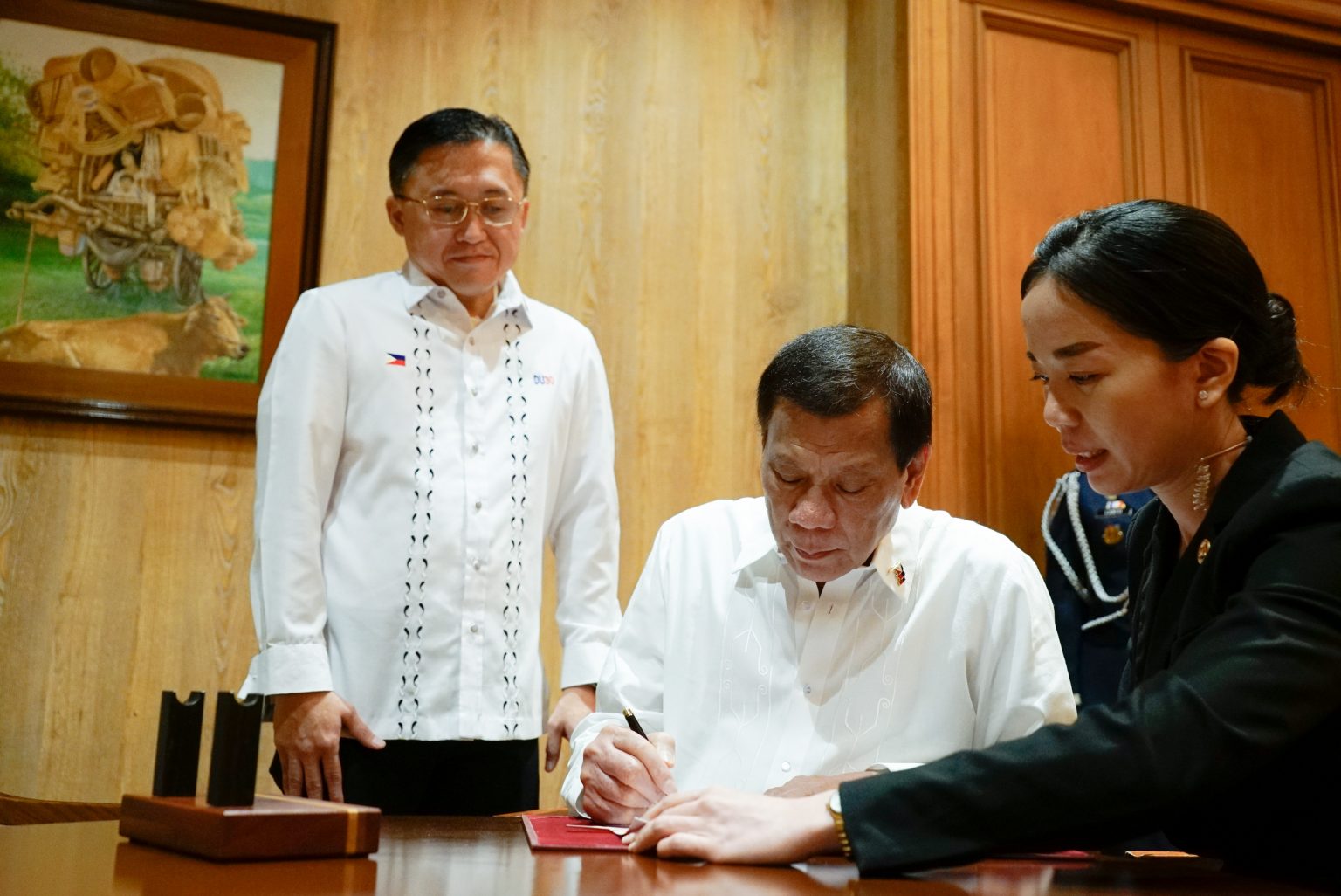 Duterte signs law granting salary hike to gov’t workers