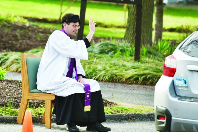 US priest offers drive-thru confessions