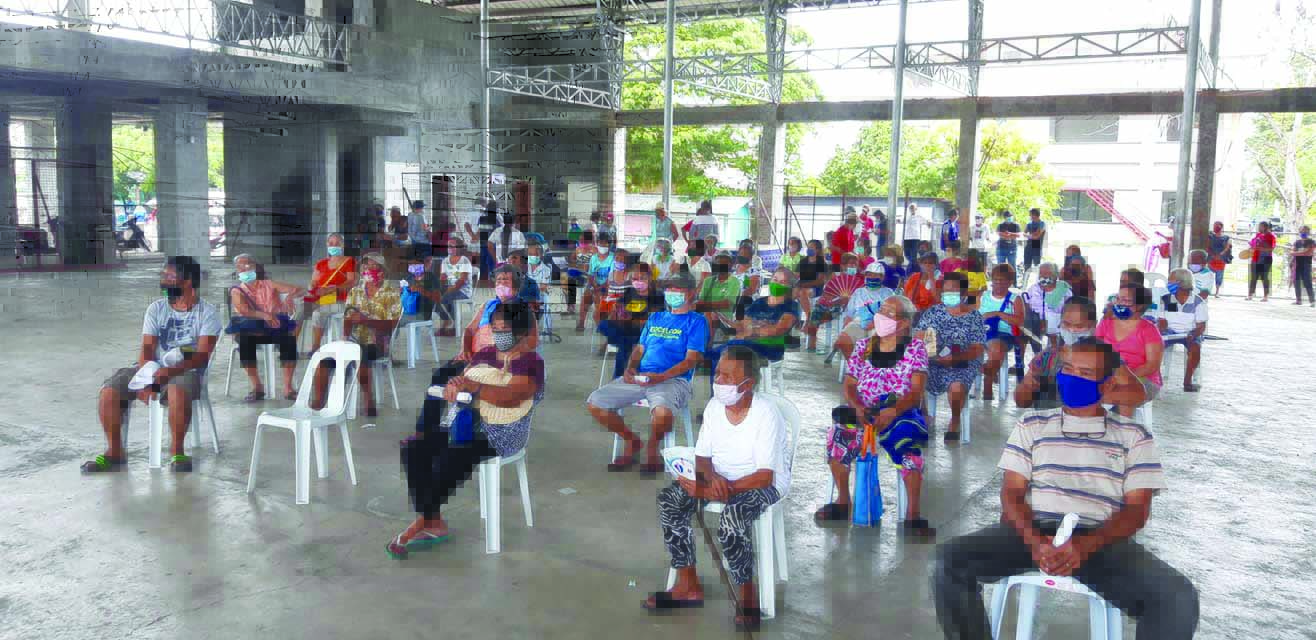 Belison hands out emergency cash assistance to residents