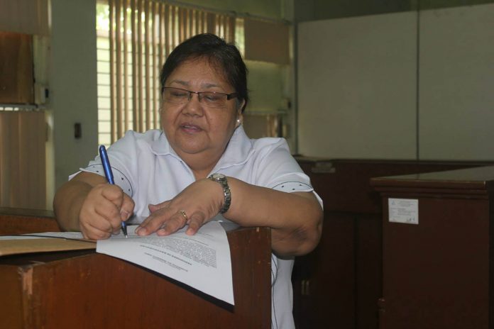 Displaced Negros ‘sacadas’ receive cash aid