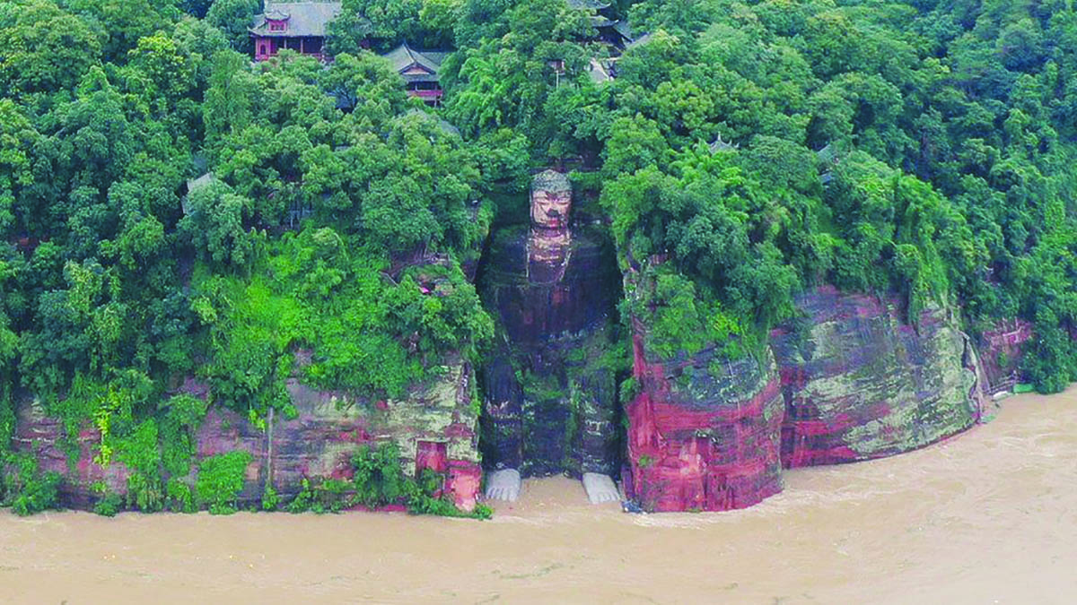 China record floods wet feet of giant Buddha