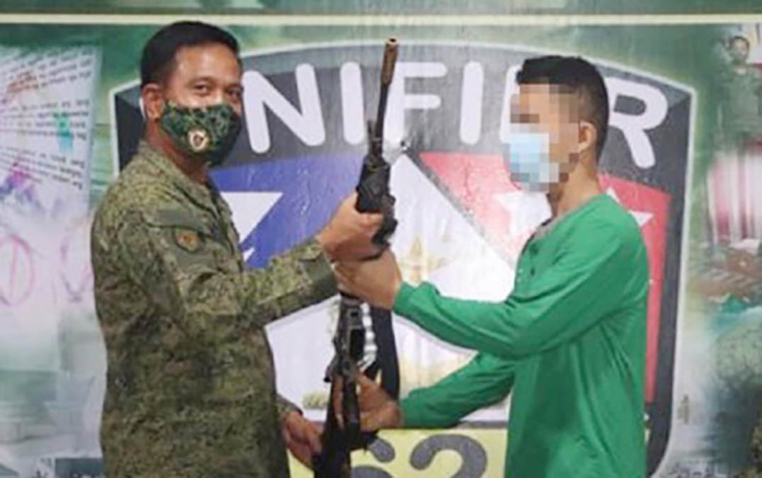 Army execs laud surrender of more NPA fighters