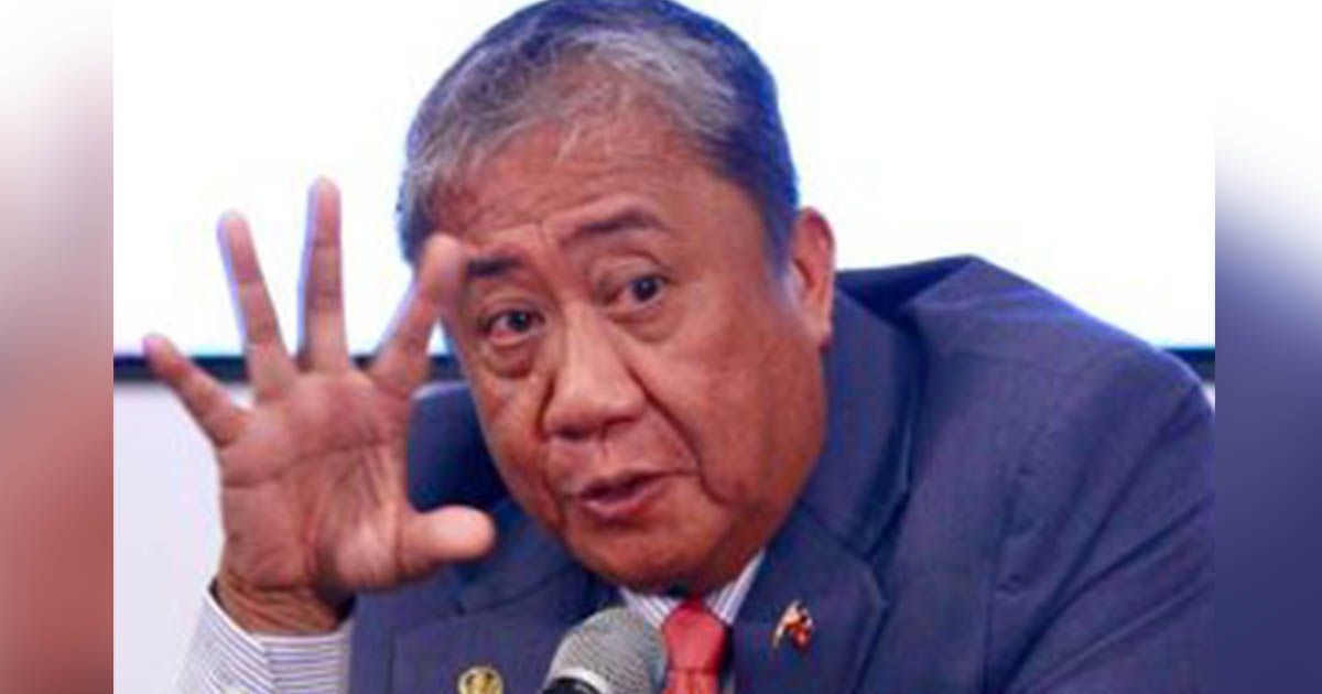 Tugade makes ‘surprise’ check on Roxas Airport