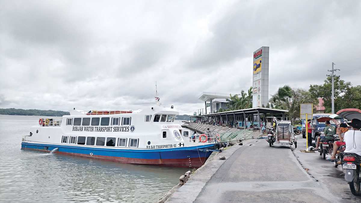 Not enough boats for people crossing Iloilo Strait
