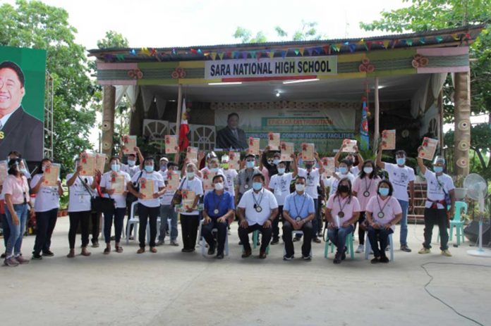 Western Visayas ARBs receive EP/CLOA titles