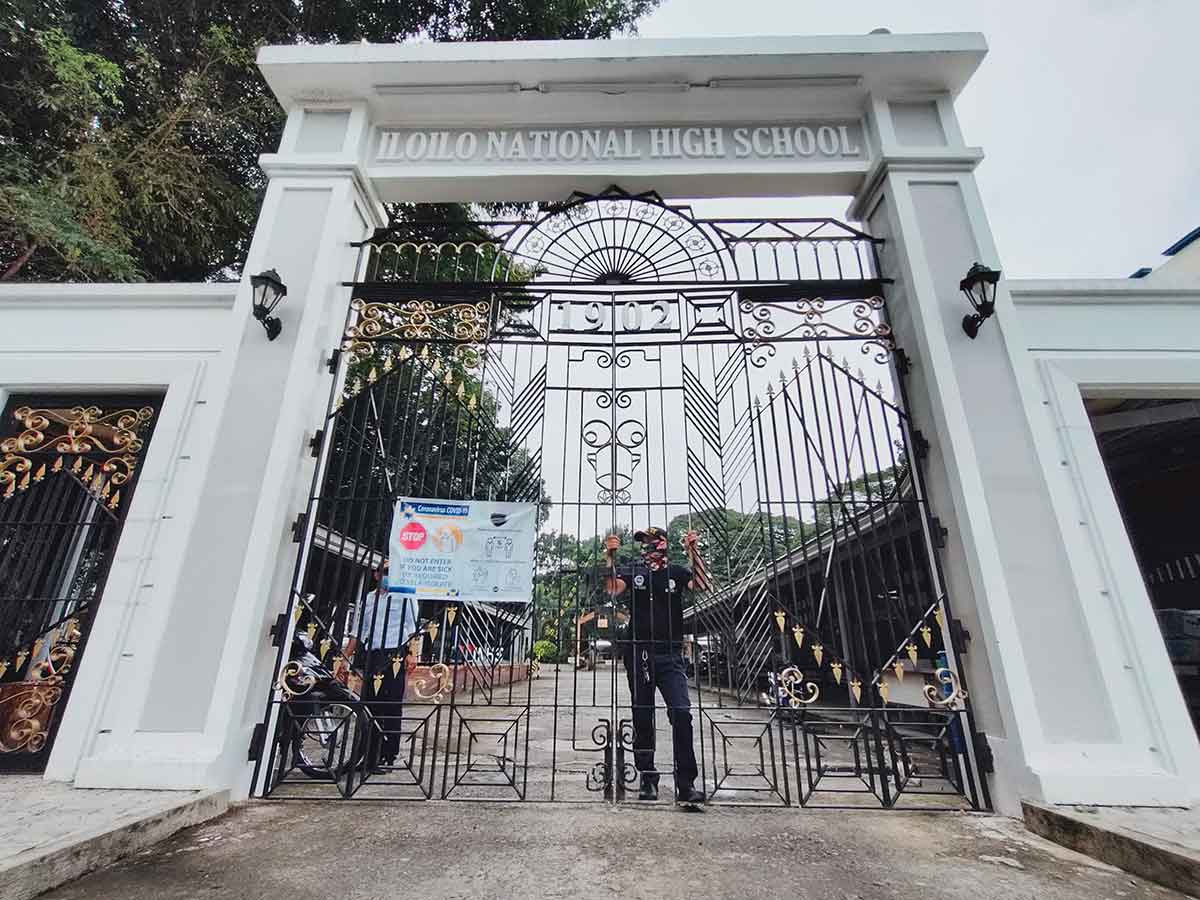 Iloilo Doctors College Logo