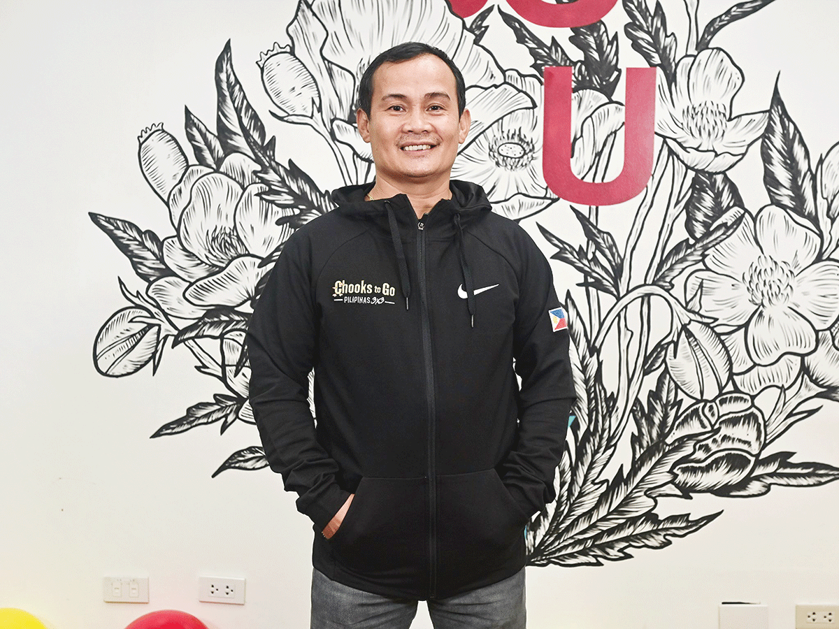 Onyok Velasco gets chicken store, P100K cash incentive