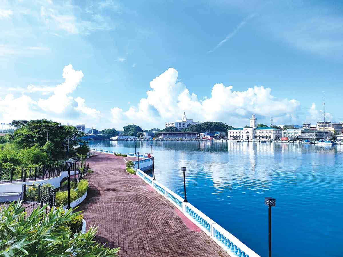 Pedestrian bridges connecting Iloilo River esplanades eyed
