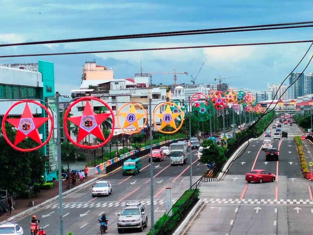 Giant ‘parols’ cheer up metro Iloilo