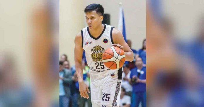 ‘Ilonggo Superman’ back in PBA, Robles plays for Phoenix