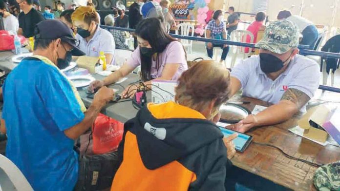 Almost 1k farmers in Roxas City receive cash aid