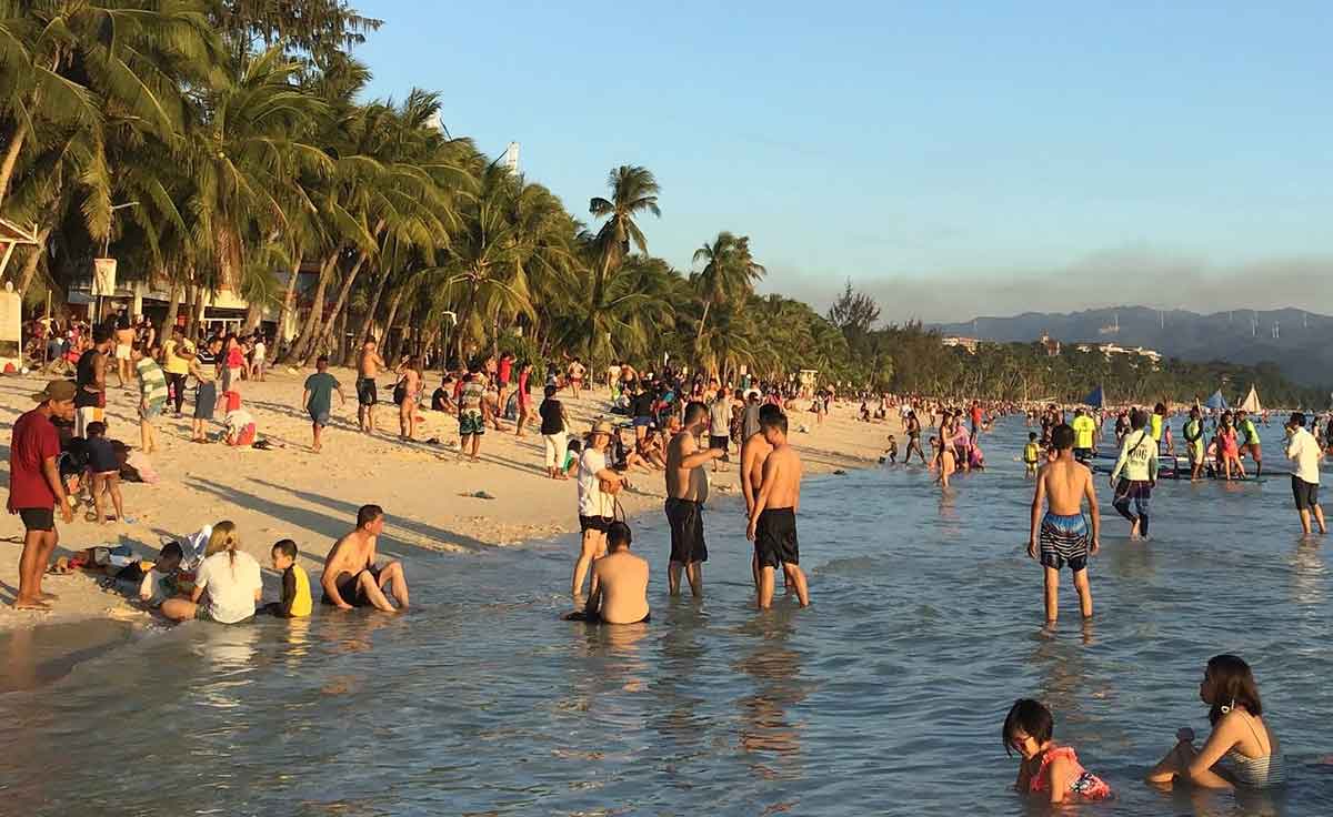 ‘MALING-MALI!’; DOT slams Boracay Lent overcrowding