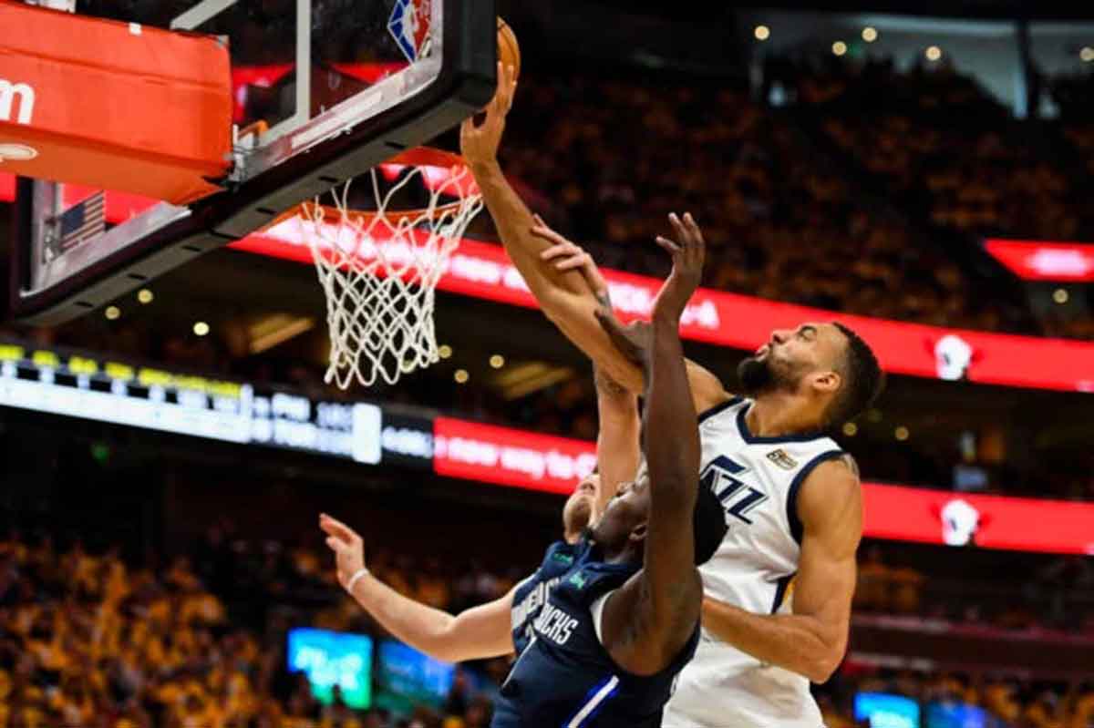 Utah levels NBA series with Dallas