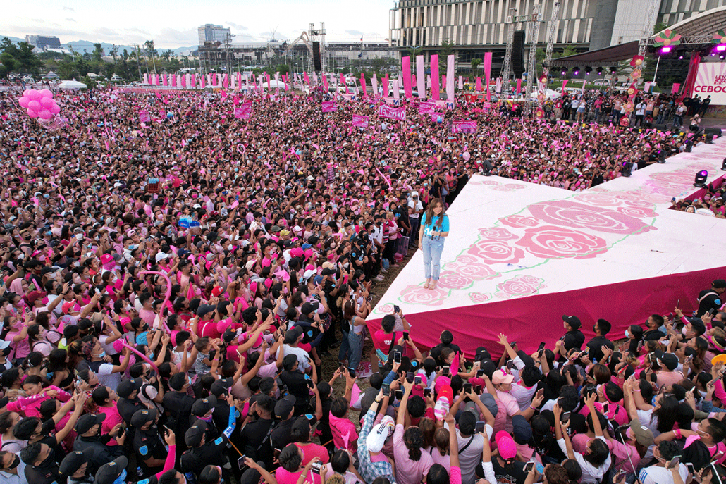 Moira dela Torre with AP Partylist Team At VP Leni’s Cebu 2.0 Rally in ...