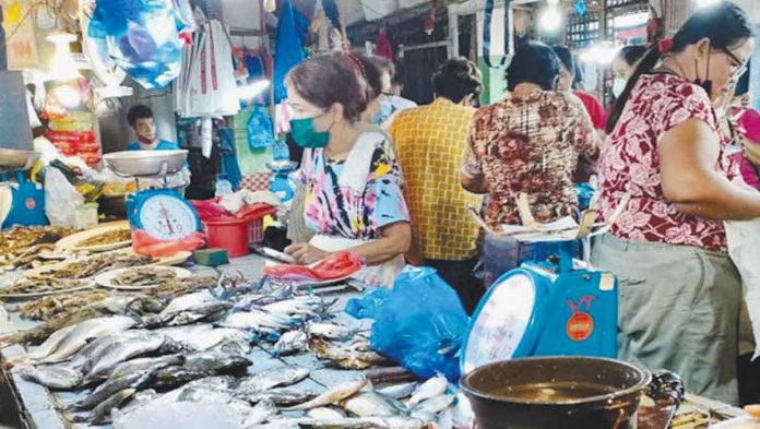Put price tags on goods, market vendors told