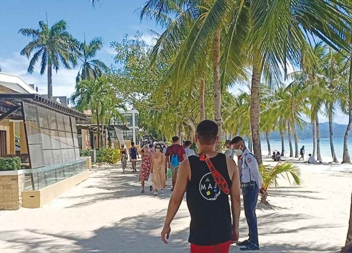 Boracay receives over 1-M tourists in 8 months