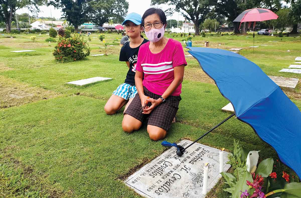 READY FOR ‘UNDAS’: Ilonggos start sprucing up cemeteries
