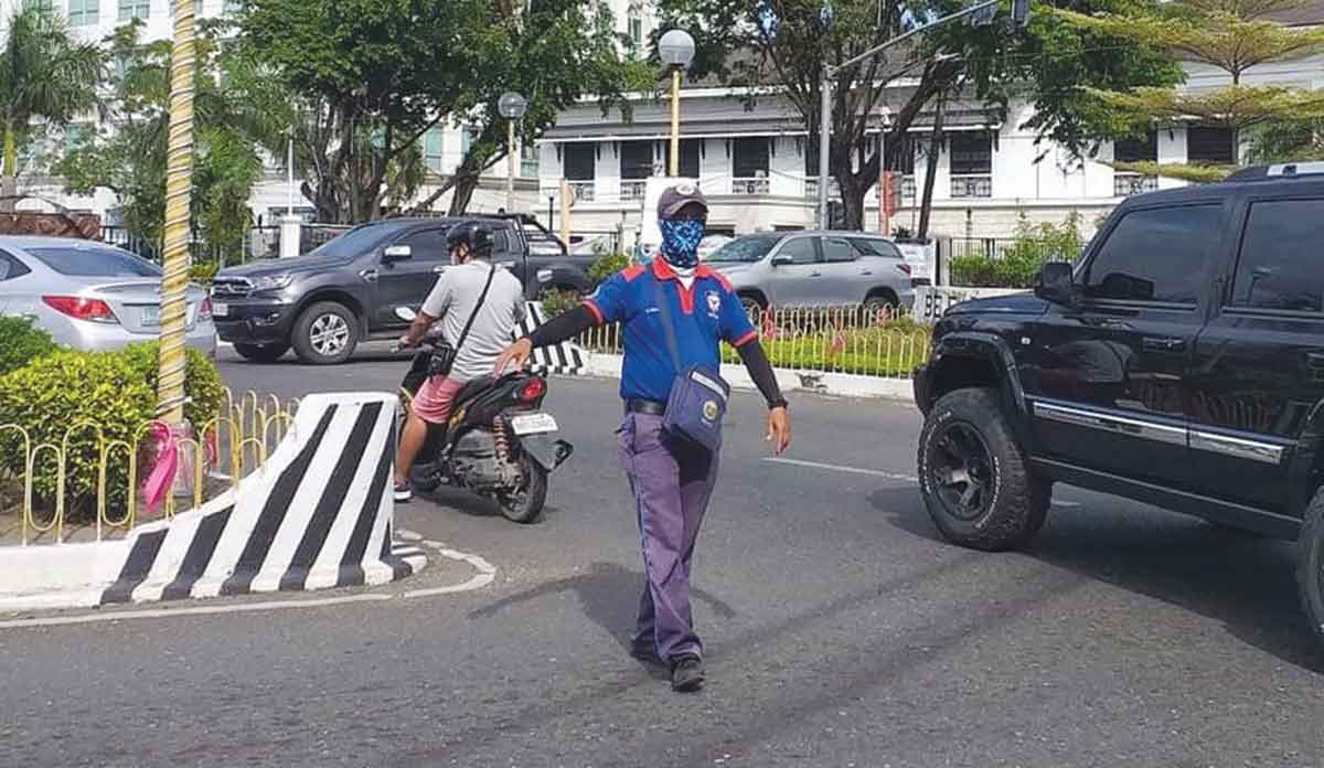 Traffic aides resume confiscating licenses of erring drivers