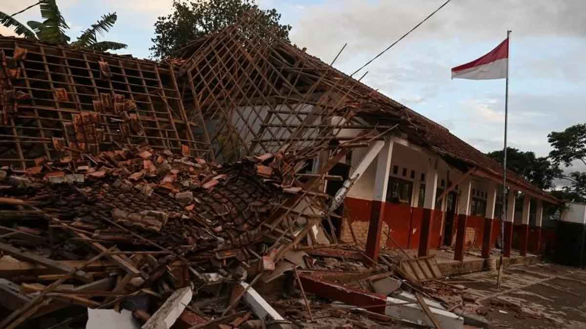 Java earthquake kills scores and injures hundreds