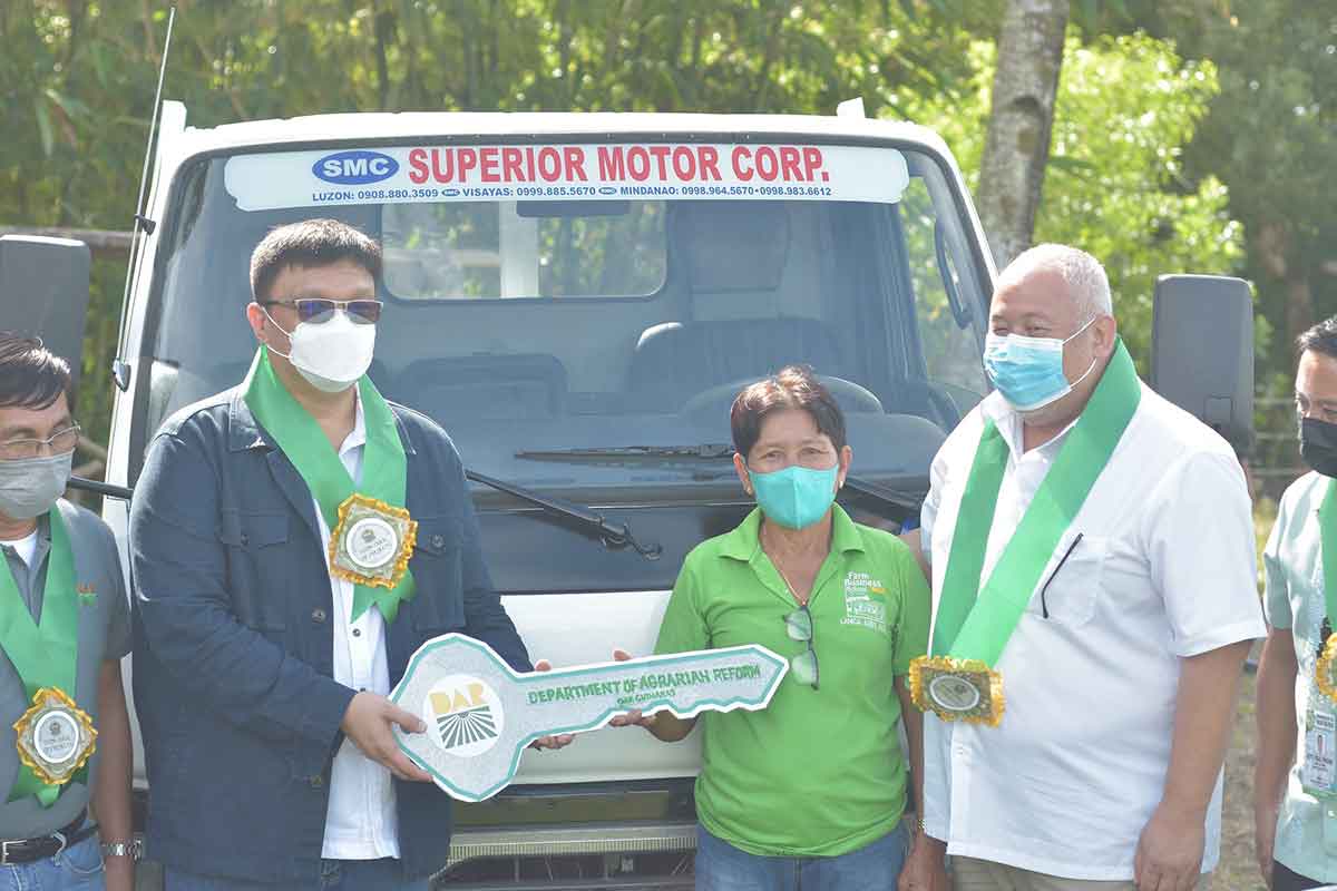 Guimaras ARBOs receive P1.2-M farm projects from DAR