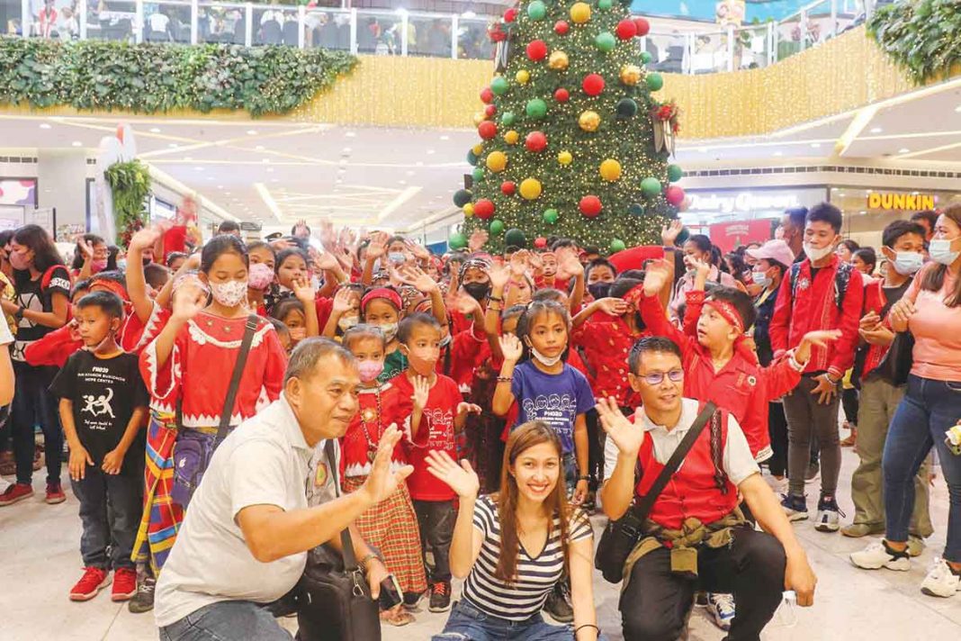 247 IP kids hold Christmas field trip at mall