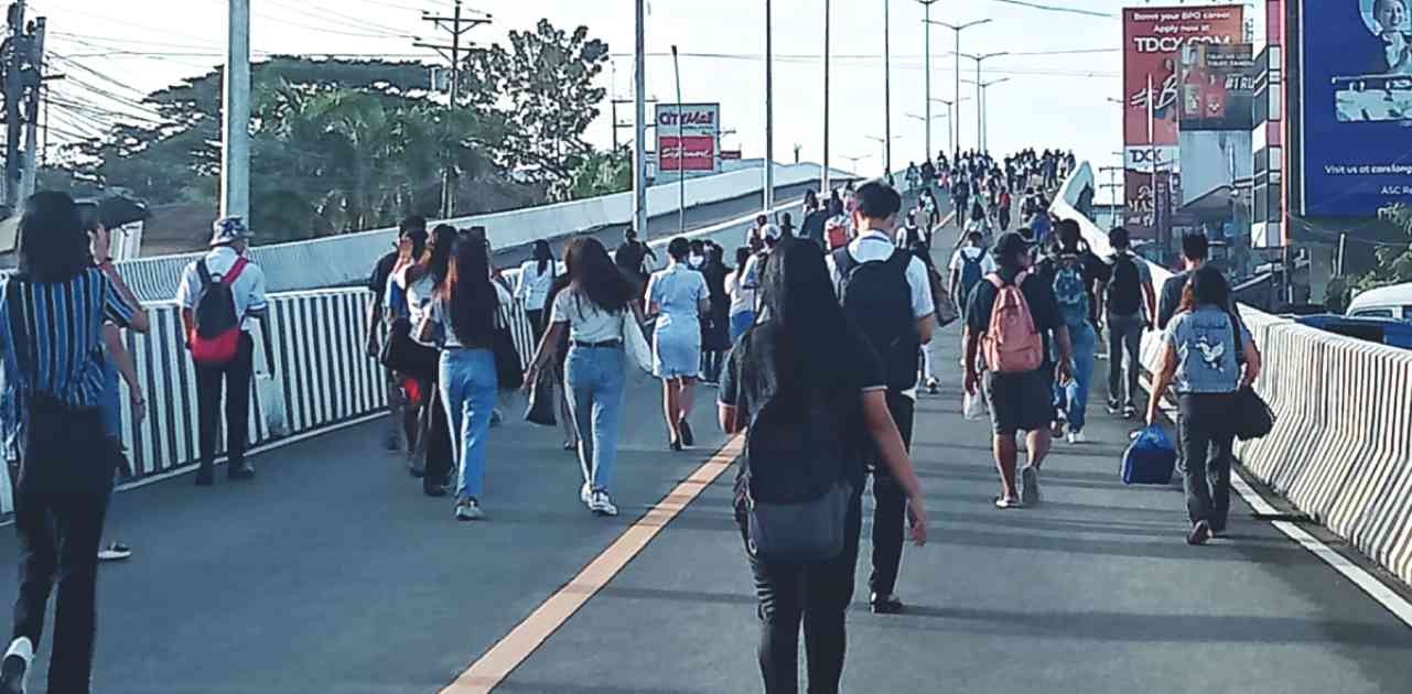 ‘WALK OF SHAME’: Stranded commuters scale defective Ungka flyover