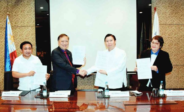 PhilHealth, DICT sign pact to further boost health insurance services