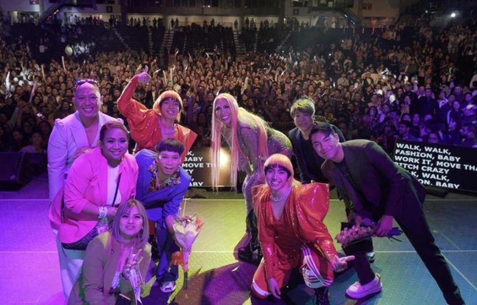 Vice Ganda's reaction to fan pulling his wig: 'Don't hurt me'