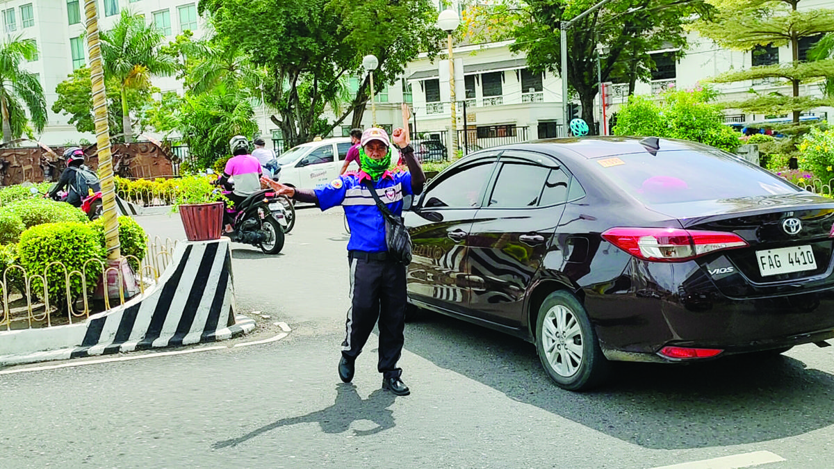 MMDA, UP to ‘professionalize’ Iloilo traffic aides