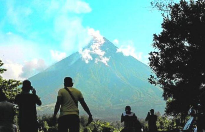 ‘Hazardous’ Mayon eruption looms; locals told to leave