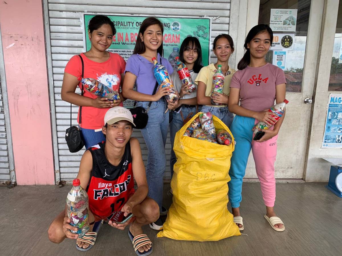 ‘Rice for garbage’ helps reduce solid waste in Antique town