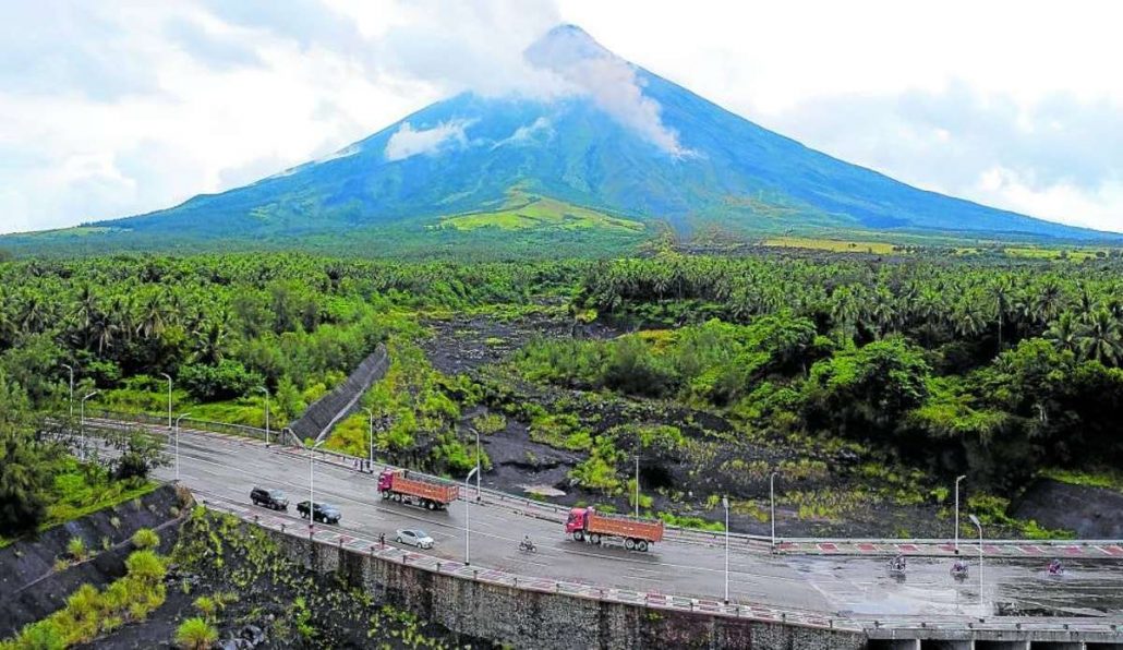 Mayon quakes surge as rockfalls, sulfur dioxide emissions drop