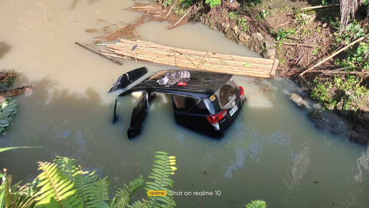 2 dead, 1 hurt in road crash