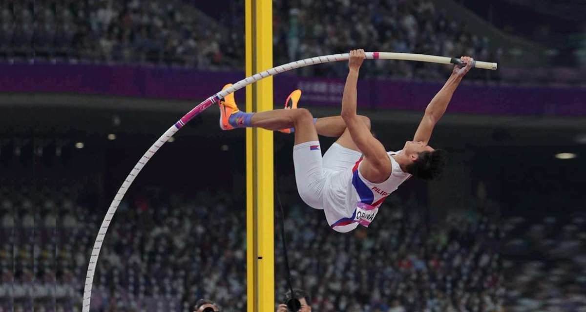 EJ Obiena snags PH’s 1st gold in Asiad pole vault
