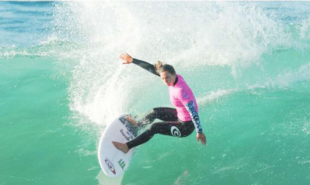 Thirteen-meter wave earns Aussie women's surfing record